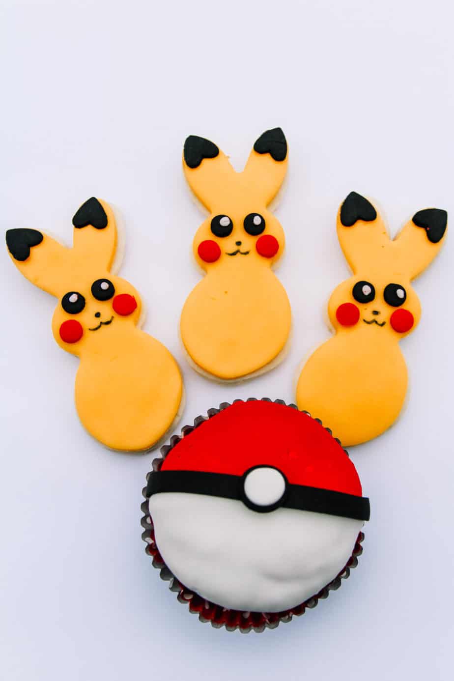 Simple Poke Ball Cupcakes for a Pokemon Party - Mimi's Dollhouse
